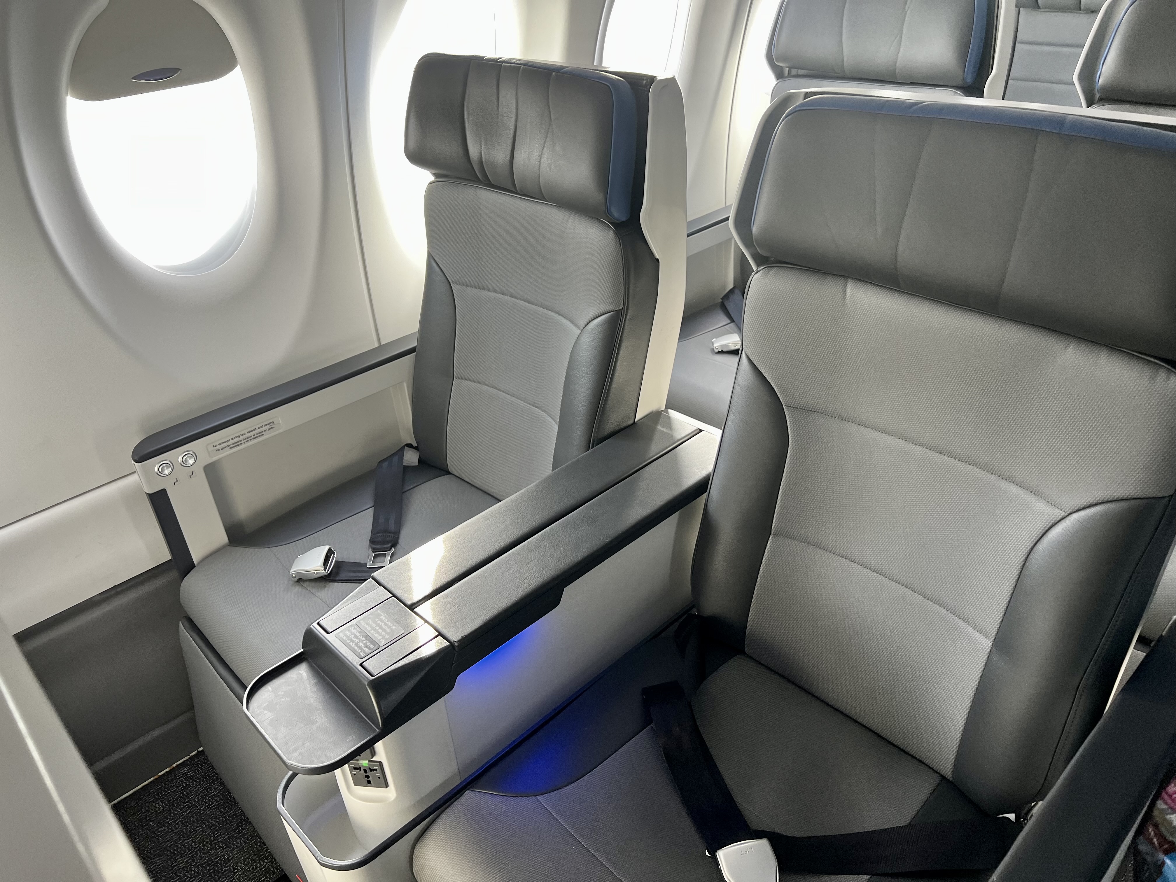 Breeze Airways Review - Amenities, Fees, Seats, Service [2026]